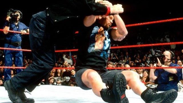 Art Is War | Monday Night Raw Reviews